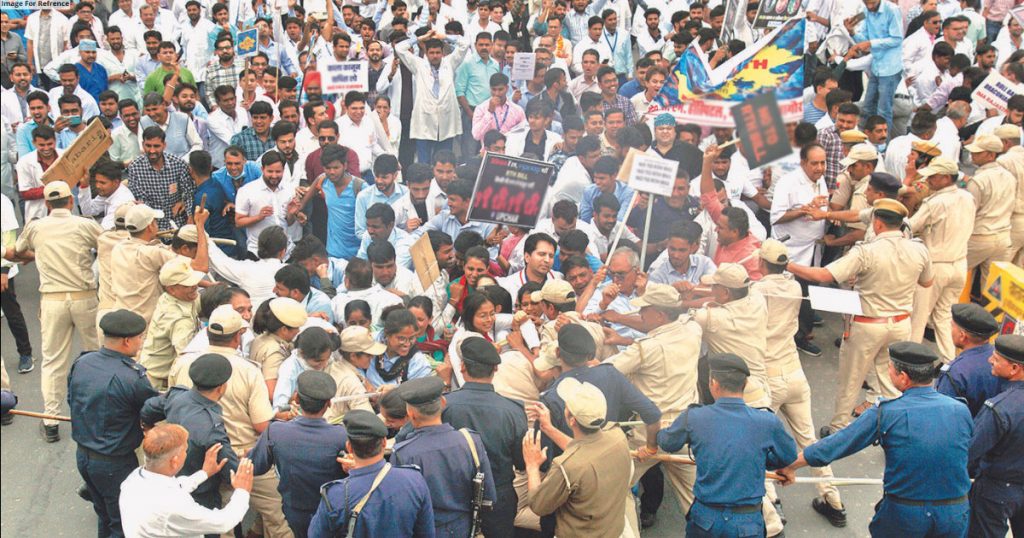 Police lathicharge on Doctors protesting against Right to Health Bill ...