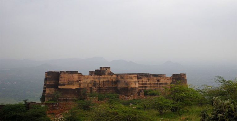 Know about the forts in and around Jaipur - Jaipur Stuff